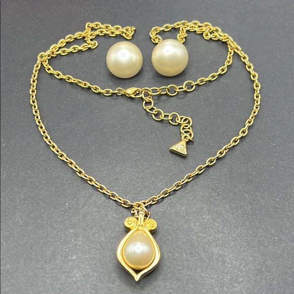 Liz Claiborne | Jewelry | Vintage Lci Liz Claiborne Pearl Necklace ...